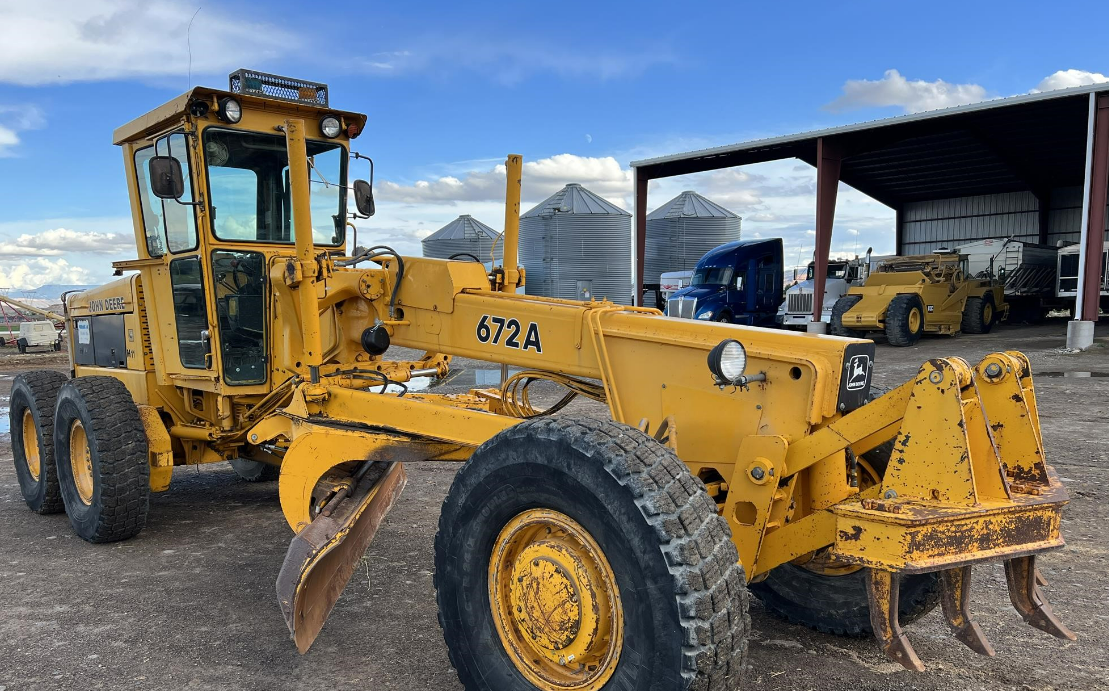 Tractor Zoom - 1984 John Deere 672A