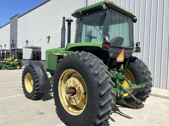 Tractor Zoom - 1985 John Deere 4450