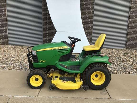 Tractor Zoom - 2011 John Deere X748