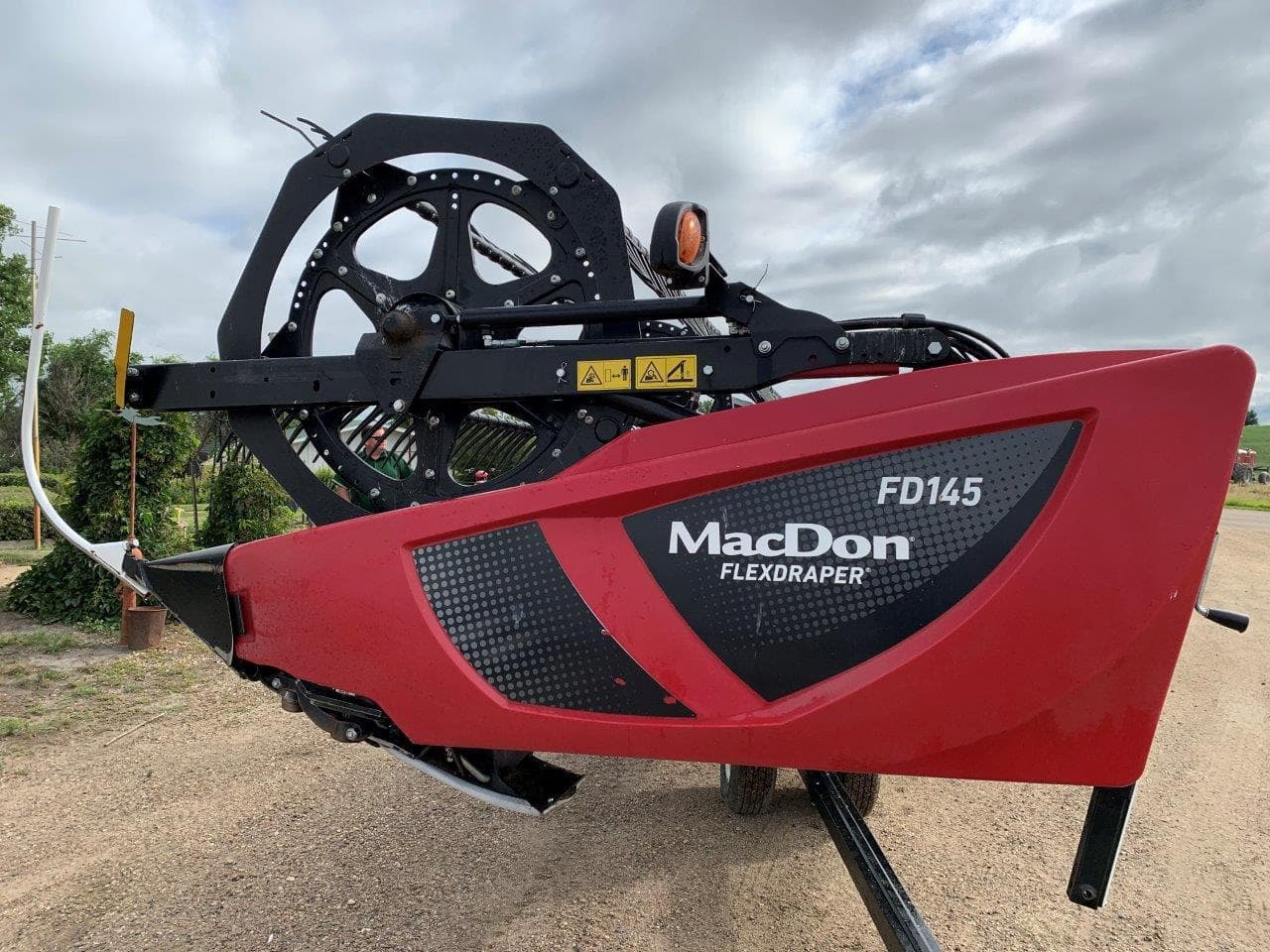 Tractor Zoom - 2019 MacDon FD145