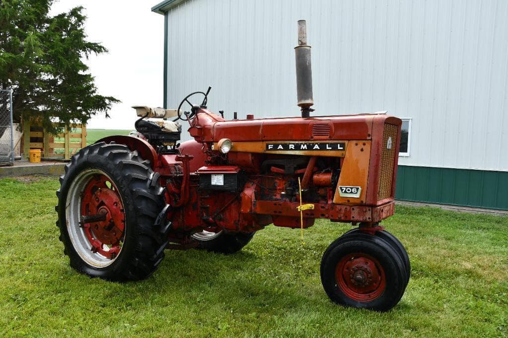 Tractor Zoom - International Harvester 706