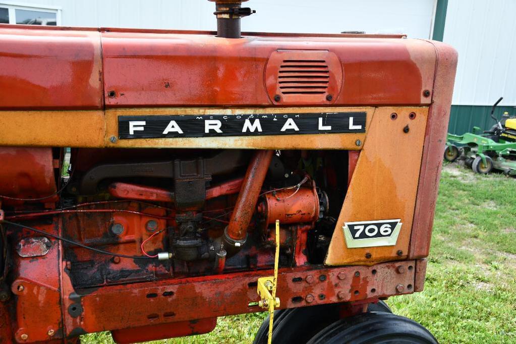 Tractor Zoom - International Harvester 706