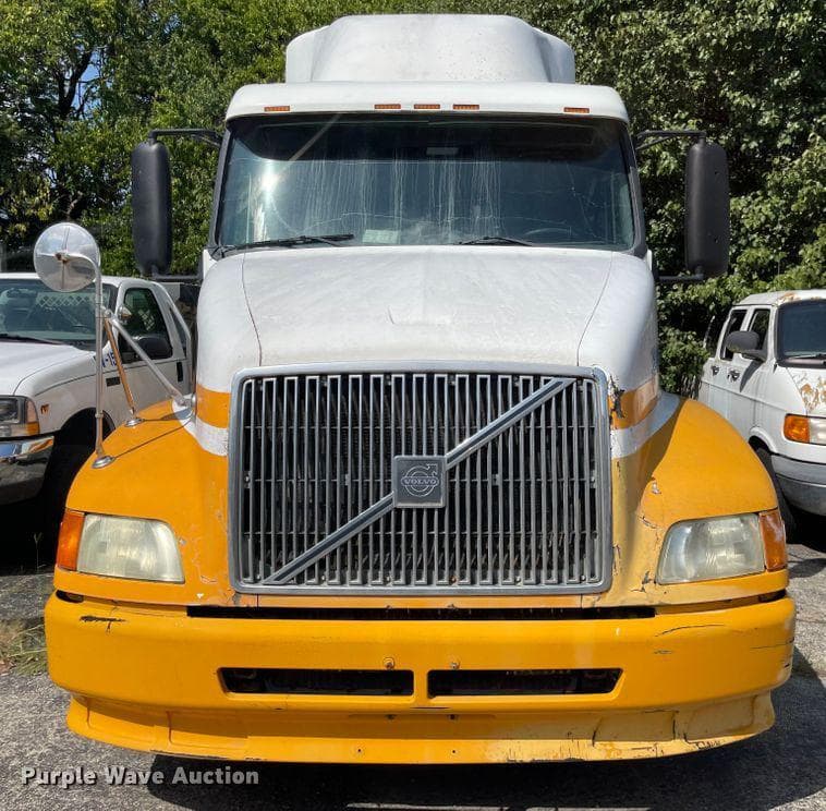 Tractor Zoom - 1998 Volvo VN