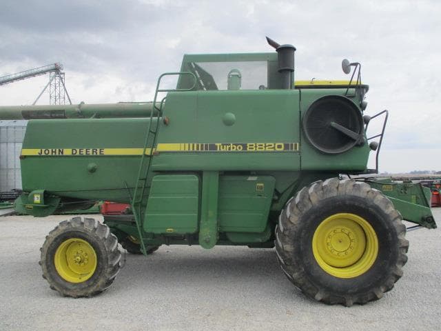 Tractor Zoom - 1984 John Deere Turbo 8820