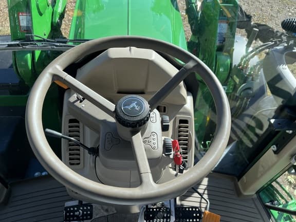 Tractor Zoom - 2020 John Deere 6155M