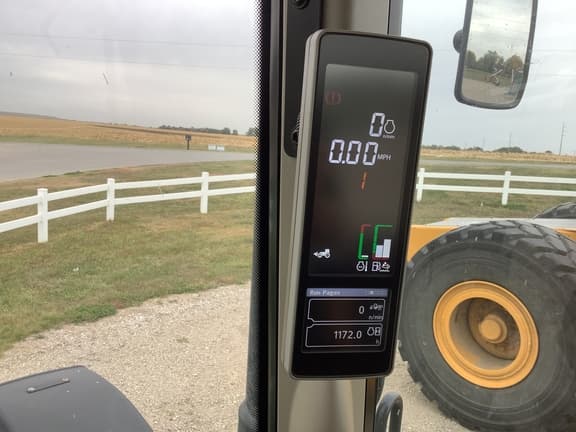 Tractor Zoom - 2021 John Deere 6195M