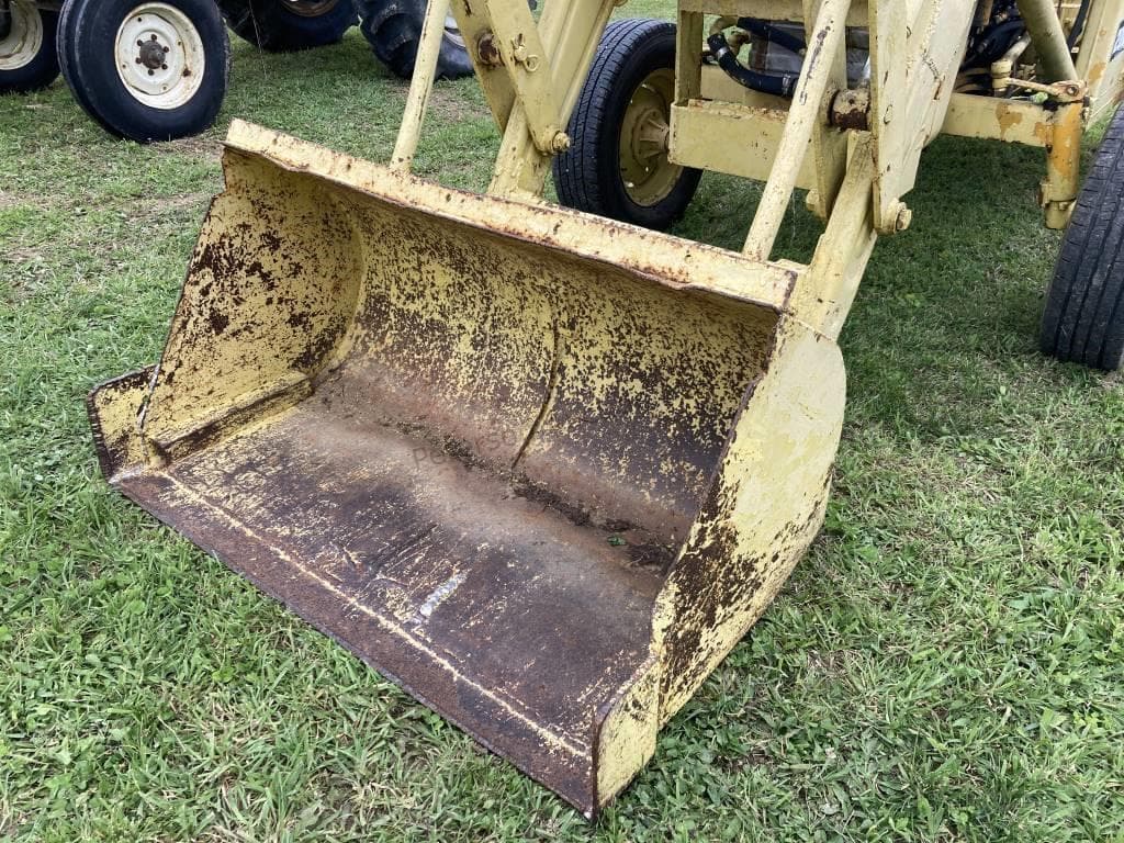 Tractor Zoom - 1964 Massey Ferguson 2135