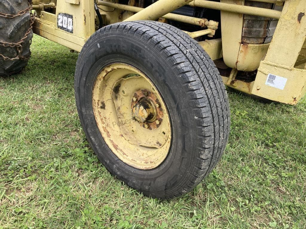 Tractor Zoom - 1964 Massey Ferguson 2135