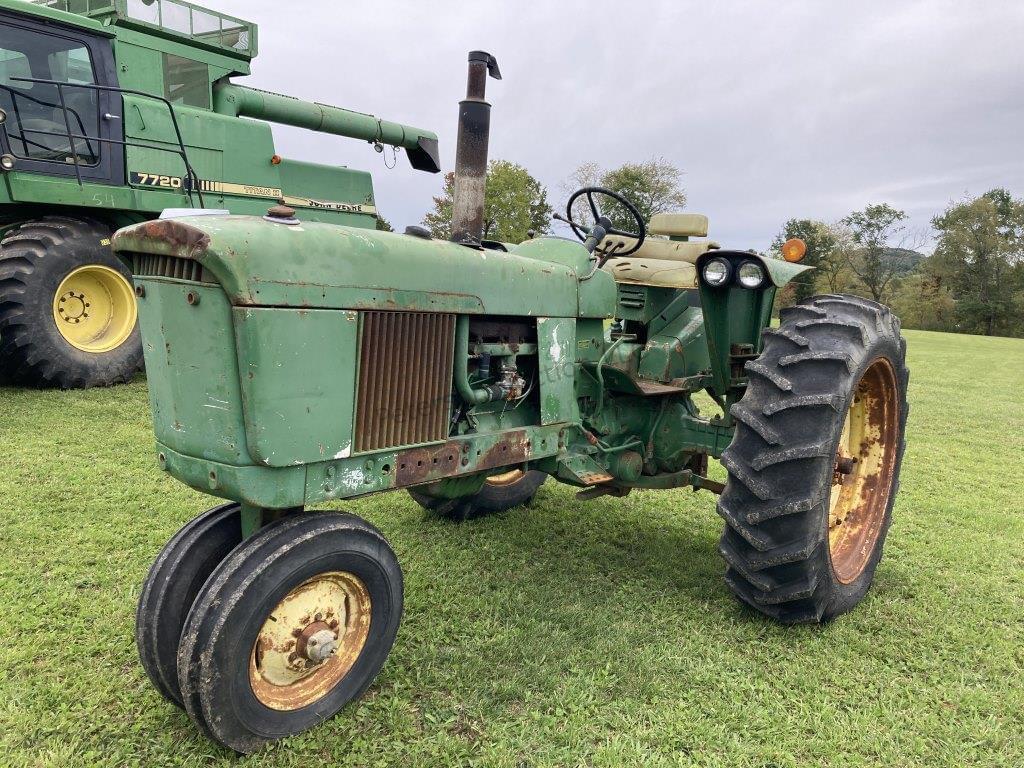Tractor Zoom - 1966 John Deere 2510