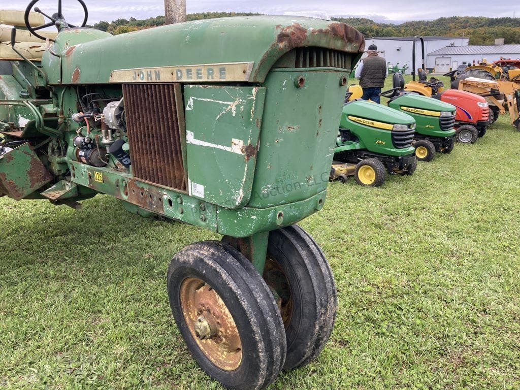 Tractor Zoom - 1966 John Deere 2510