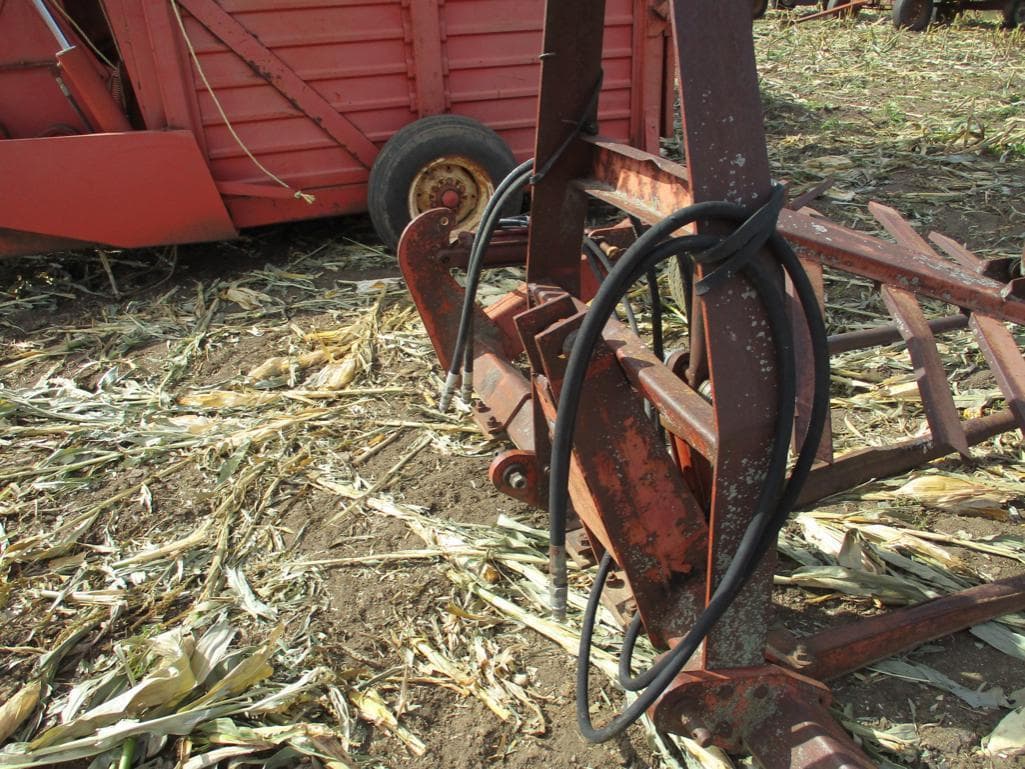 Tractor Zoom - Hesston 10W