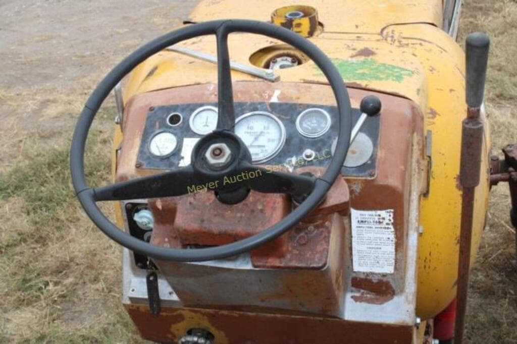 Tractor Zoom - Minneapolis-Moline M-670