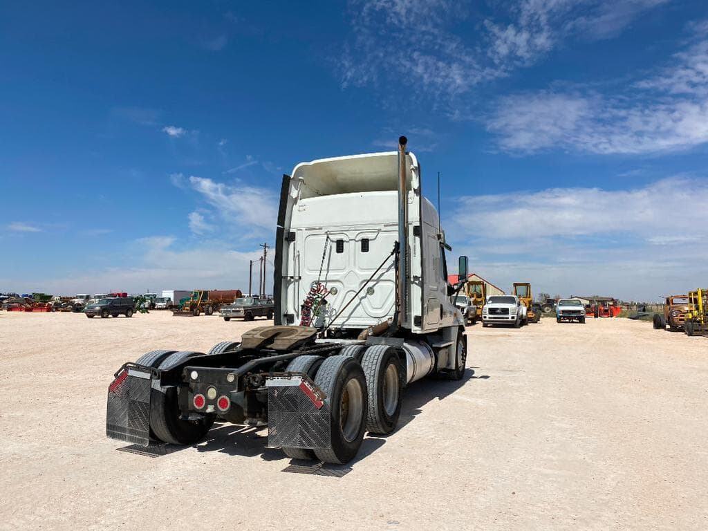 Tractor Zoom - 2012 Freightliner Cascadia