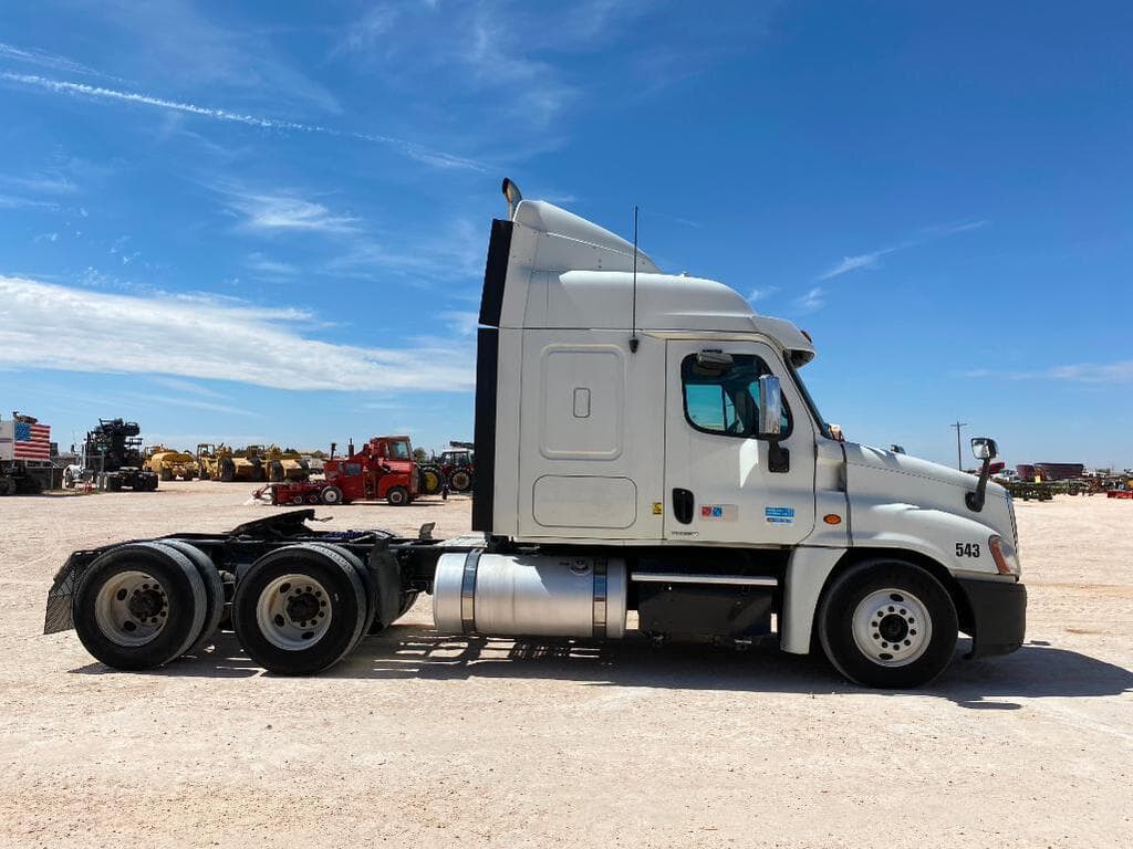 Tractor Zoom - 2012 Freightliner Cascadia