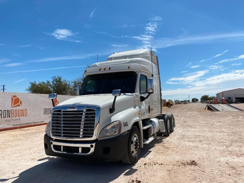 Tractor Zoom - 2012 Freightliner Cascadia