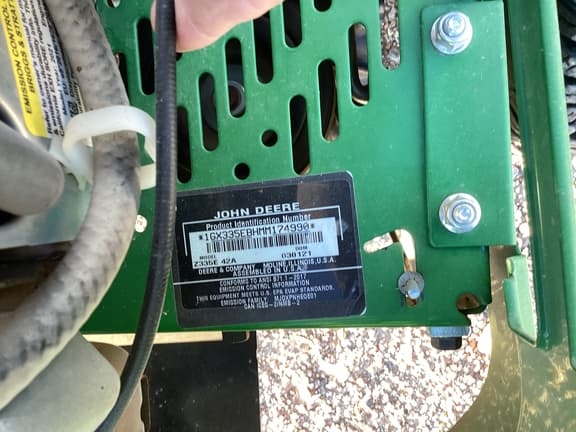 Tractor Zoom - 2021 John Deere Z335E