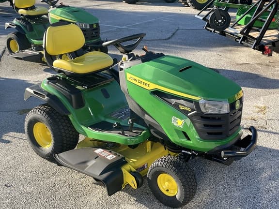 Tractor Zoom - 2022 John Deere S240