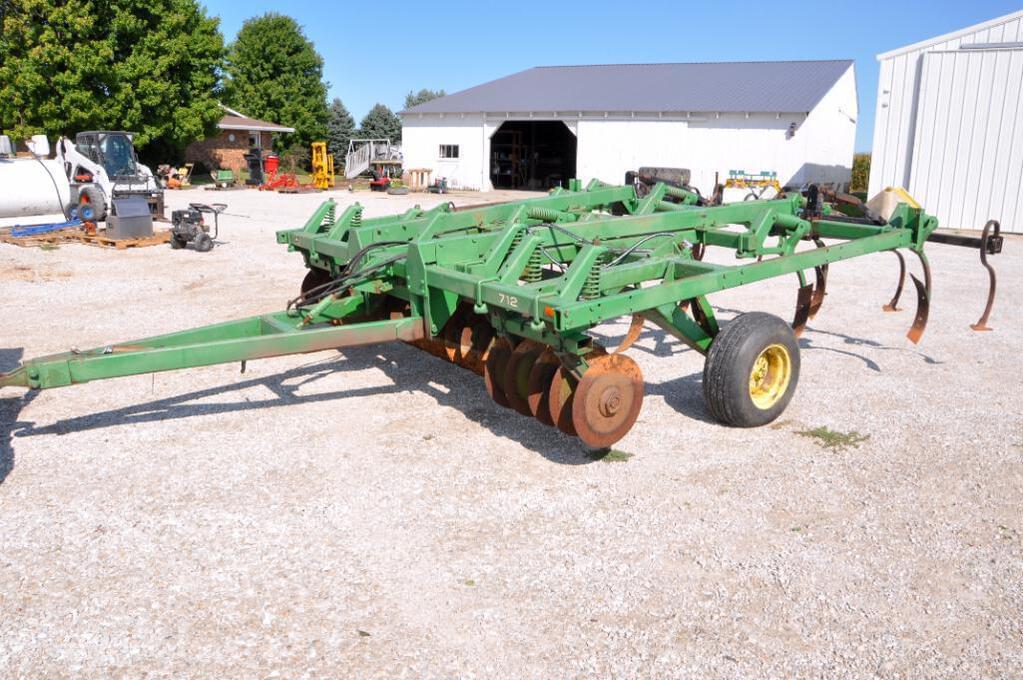 Tractor Zoom - John Deere 712