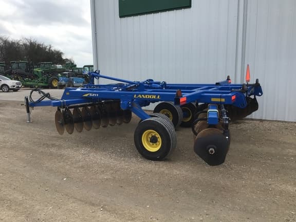 Tractor Zoom - 2021 Landoll 6211