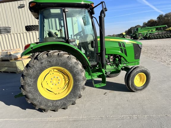 Tractor Zoom - 2021 John Deere 5075M
