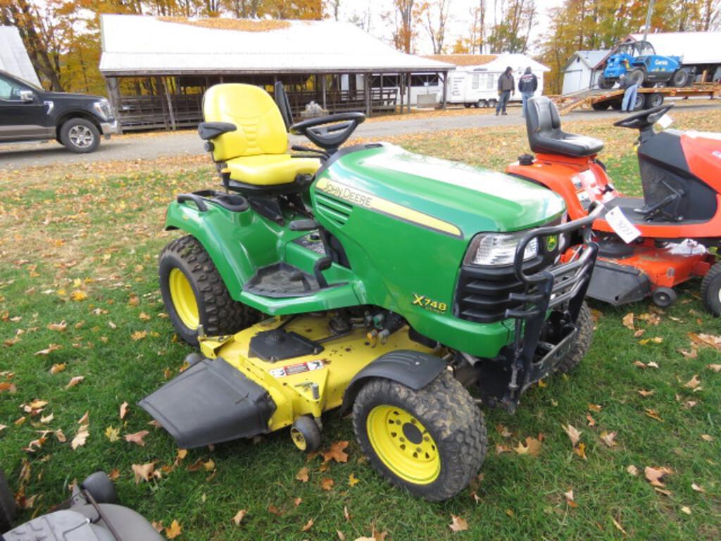 Tractor Zoom - John Deere X748