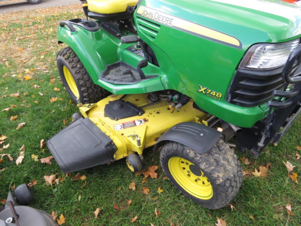 Tractor Zoom - John Deere X748