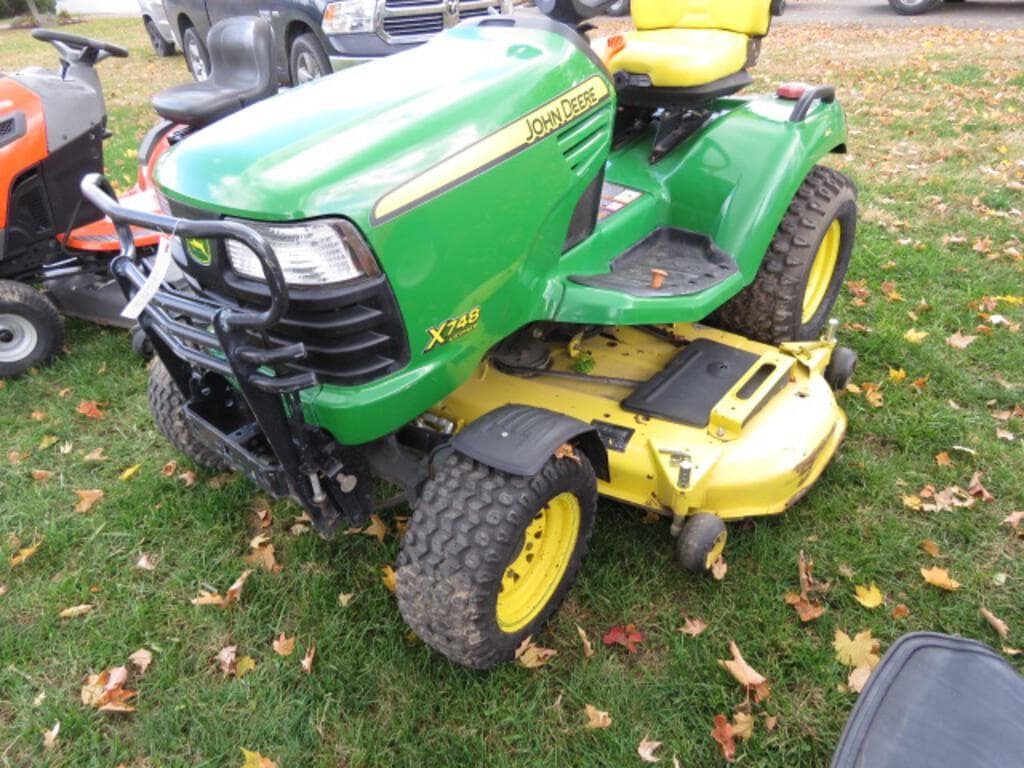 Tractor Zoom - John Deere X748