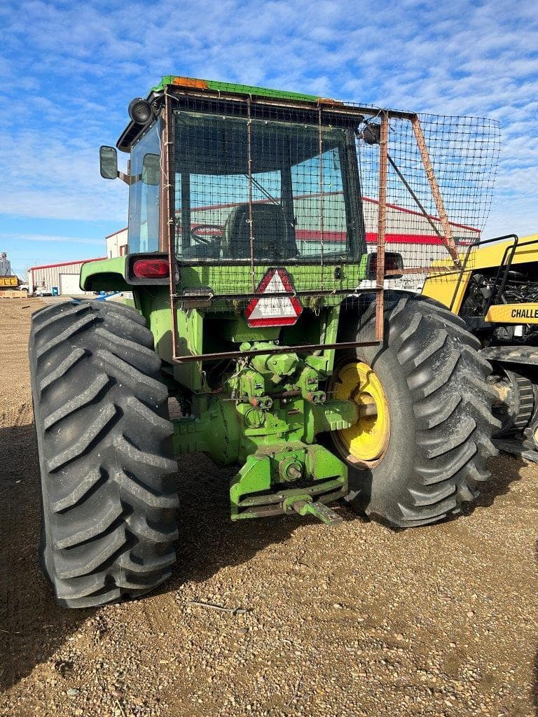 Tractor Zoom - 1976 John Deere 4630
