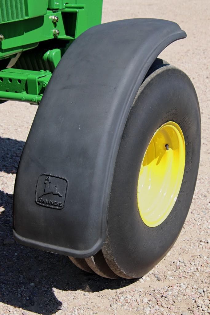 Tractor Zoom - 1983 John Deere 4250