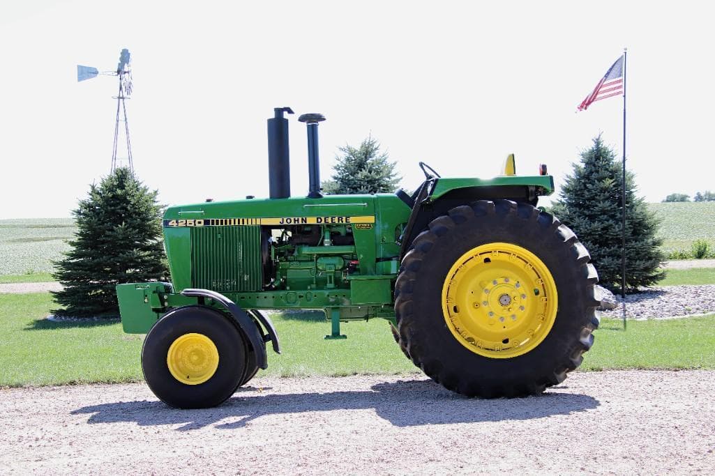 Tractor Zoom - 1983 John Deere 4250