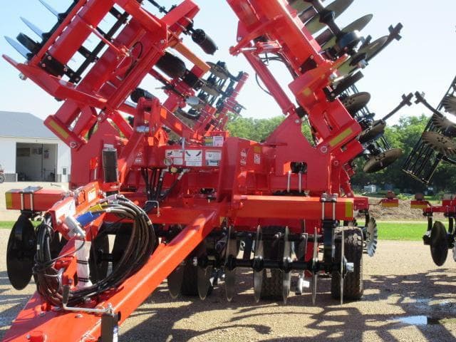Tractor Zoom - 2023 Kuhn Krause Dominator 4856