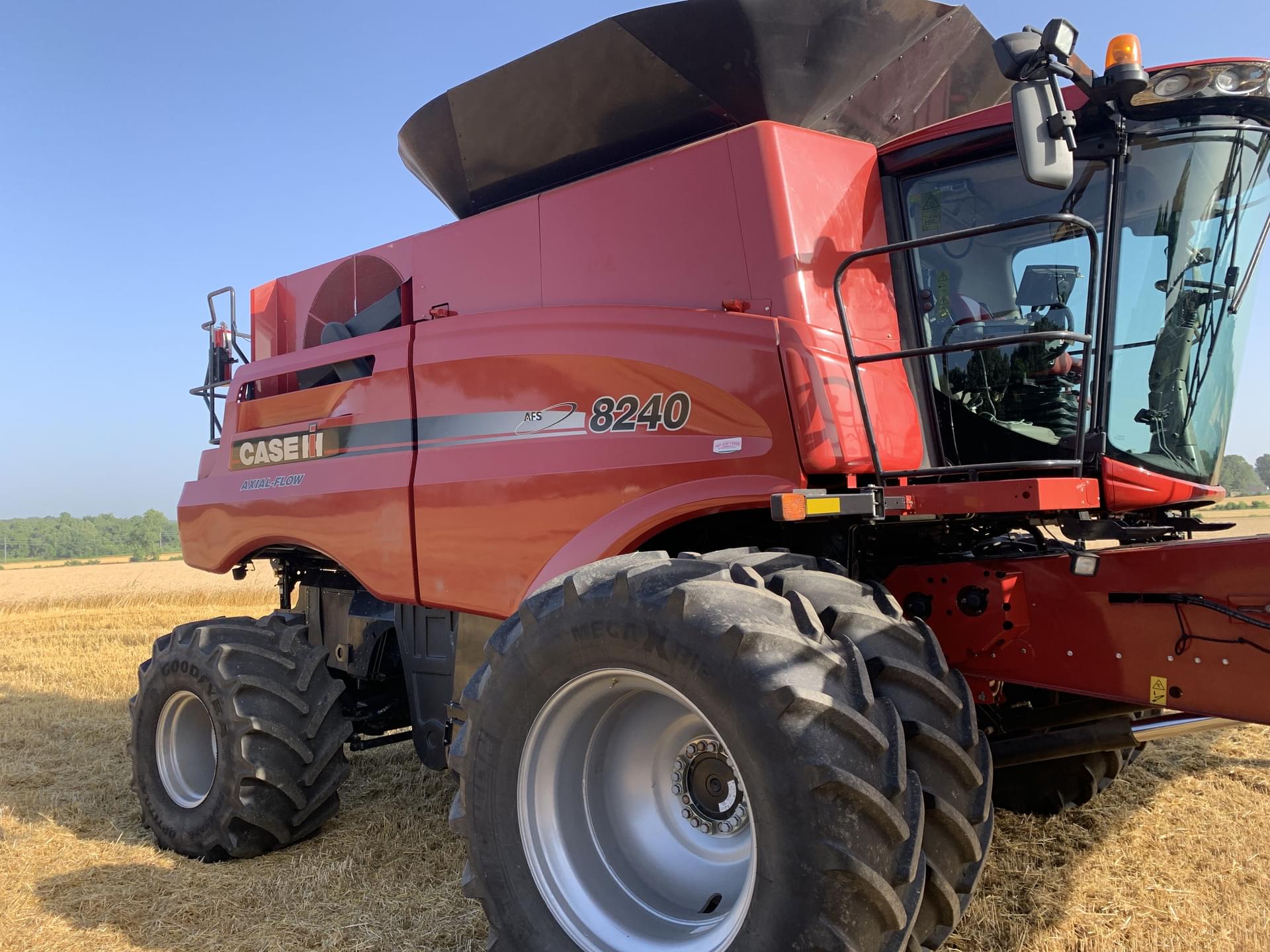 Tractor Zoom - 2016 Case IH 8240