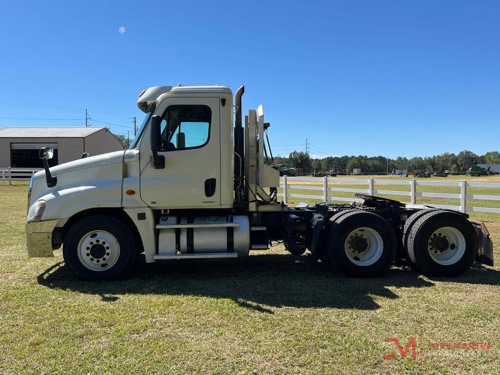 Tractor Zoom - 2012 Freightliner Cascadia