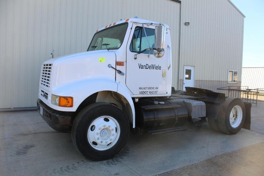 Tractor Zoom - 1999 International 8100