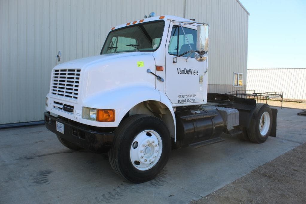 Tractor Zoom - 1999 International 8100
