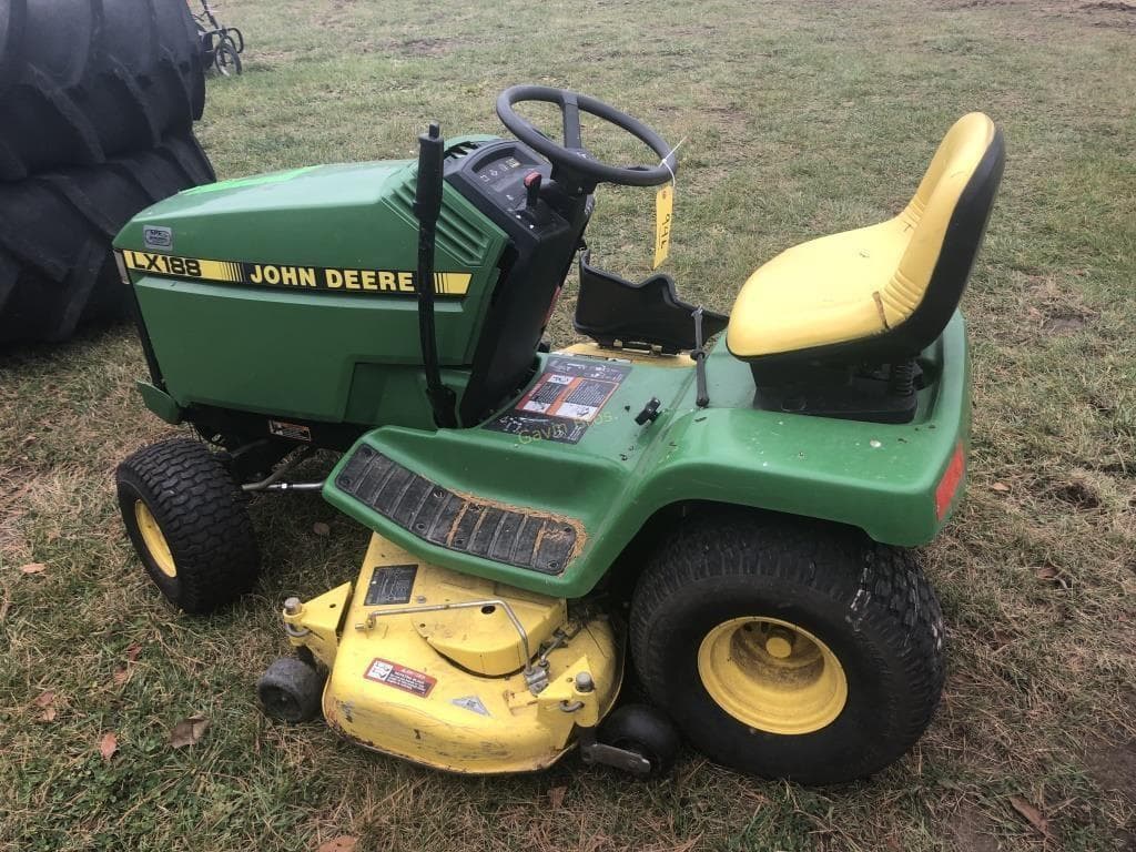 Tractor Zoom - John Deere LX188