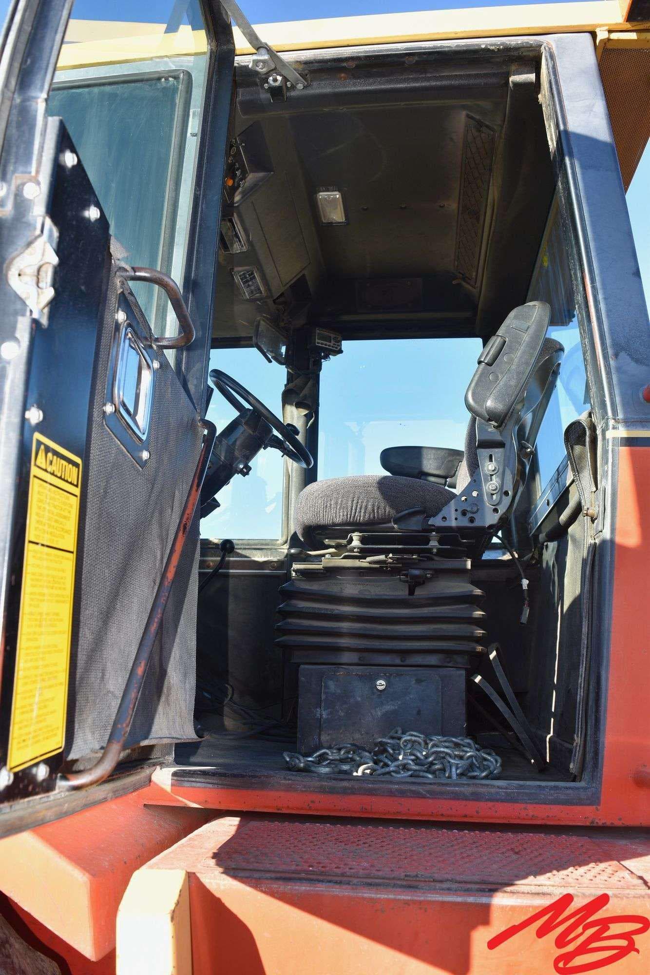 Tractor Zoom - 1982 Versatile 875