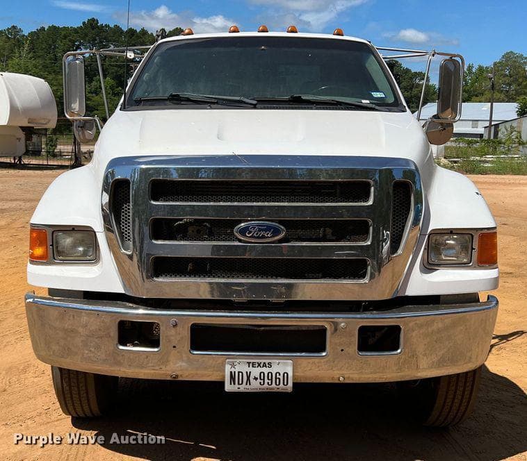 Tractor Zoom - 2006 Ford F-750