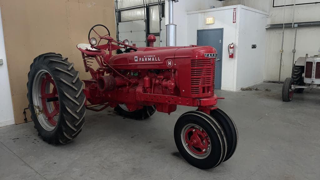 Tractor Zoom - 1944 Farmall H