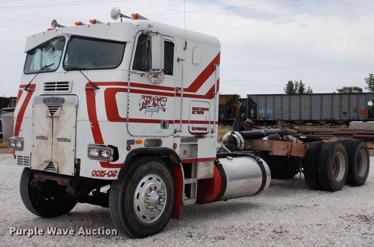 Tractor Zoom - 1985 Freightliner FLT 8664T