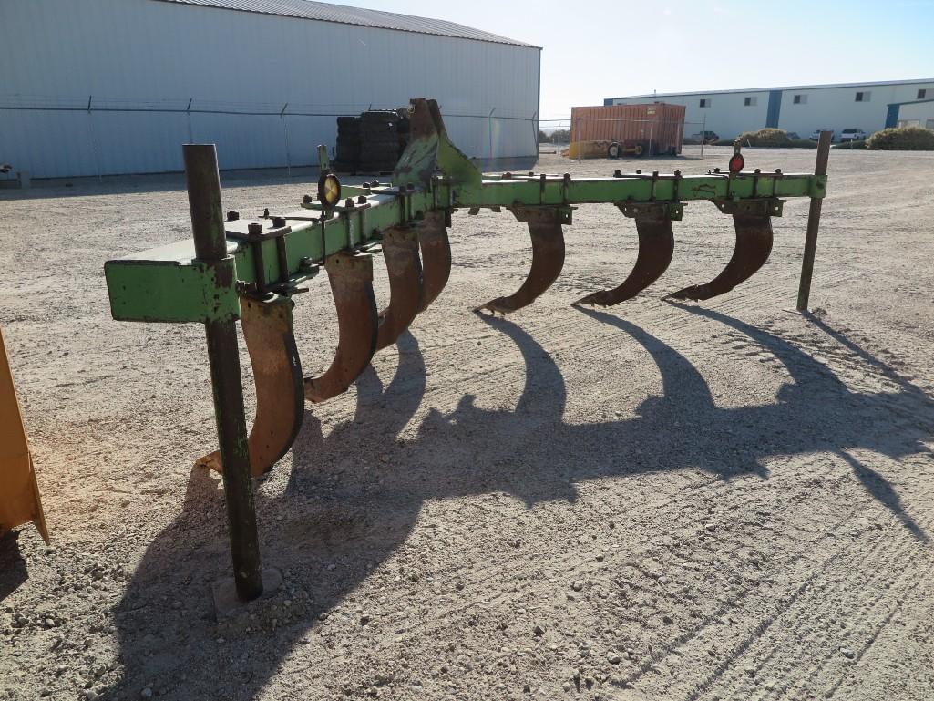 Tractor Zoom - John Deere V-Ripper