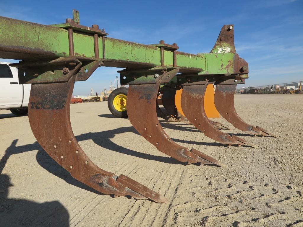 Tractor Zoom - John Deere V-Ripper