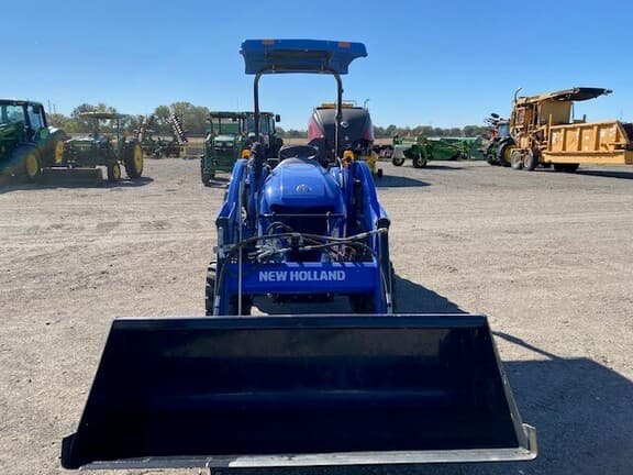 Tractor Zoom - 2021 New Holland Workmaster 35