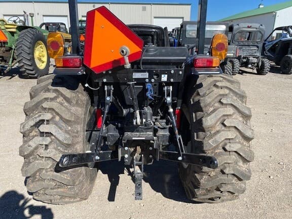 Tractor Zoom - 2021 New Holland Workmaster 35