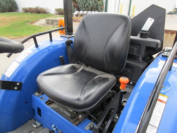 Tractor Zoom - 2021 New Holland Workmaster 35