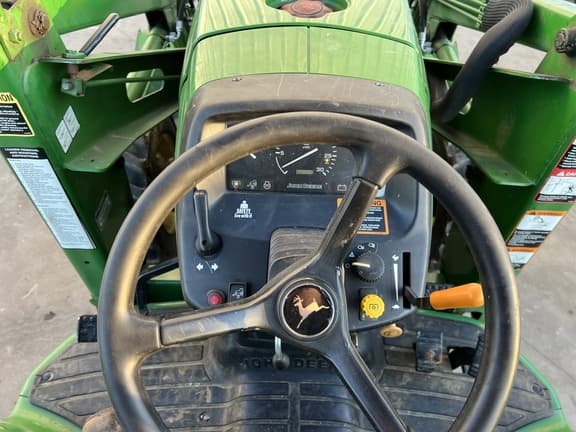 Tractor Zoom - 2001 John Deere 4700