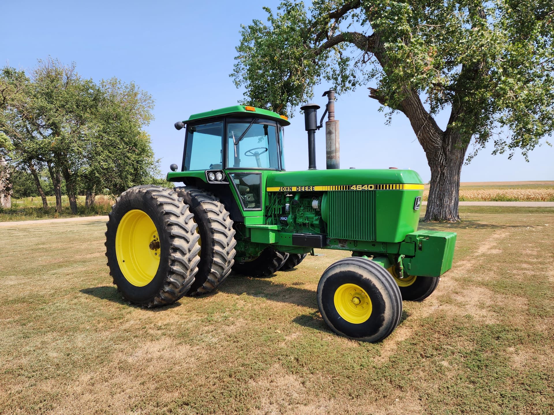 Tractor Zoom - 1982 John Deere 4640