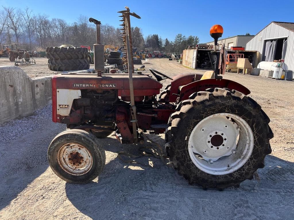 Tractor Zoom - 1965 International Harvester 424