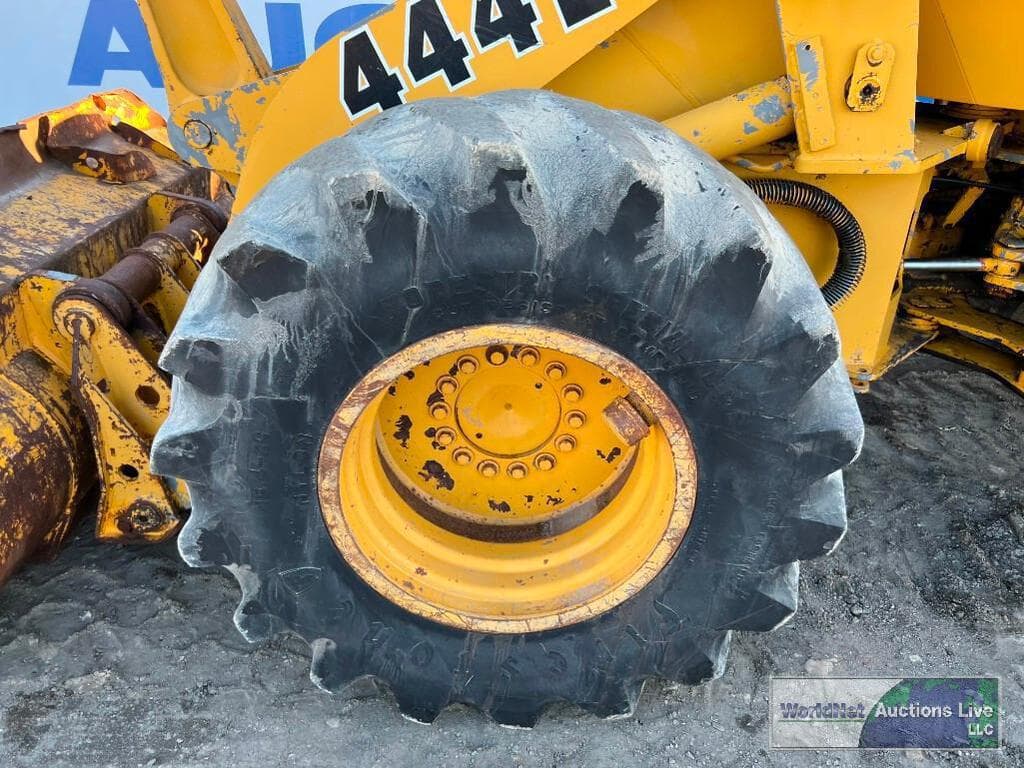 Tractor Zoom - 1989 John Deere 444E