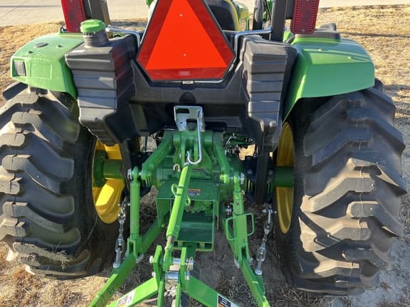 Tractor Zoom - 2022 John Deere 4052M